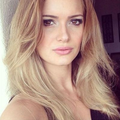 Jovem fratura a coluna durante execução de exercício abdominal em ...